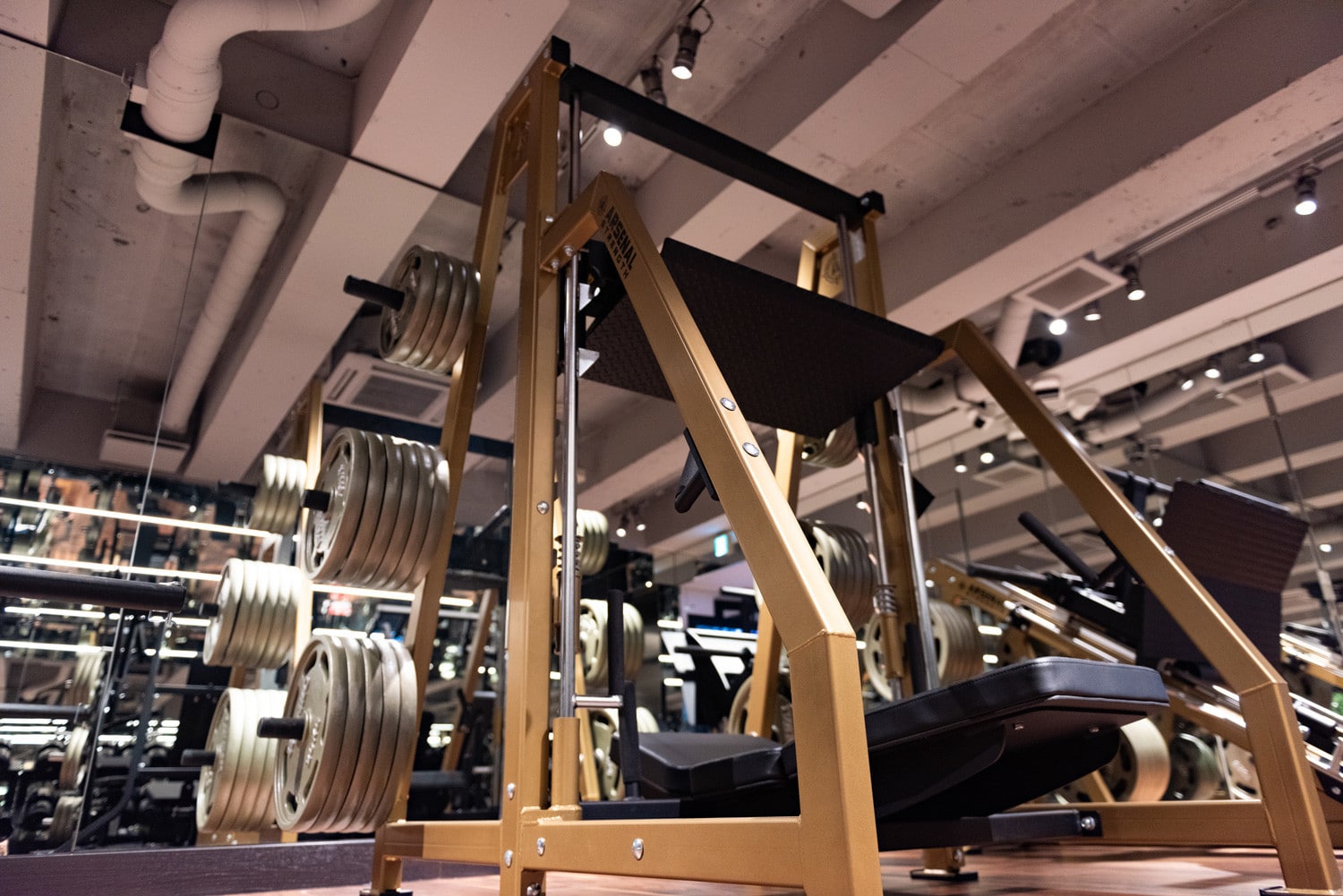 RexeR南青山の3階トレーニングフロアのマシン｜KENNY FITNESS